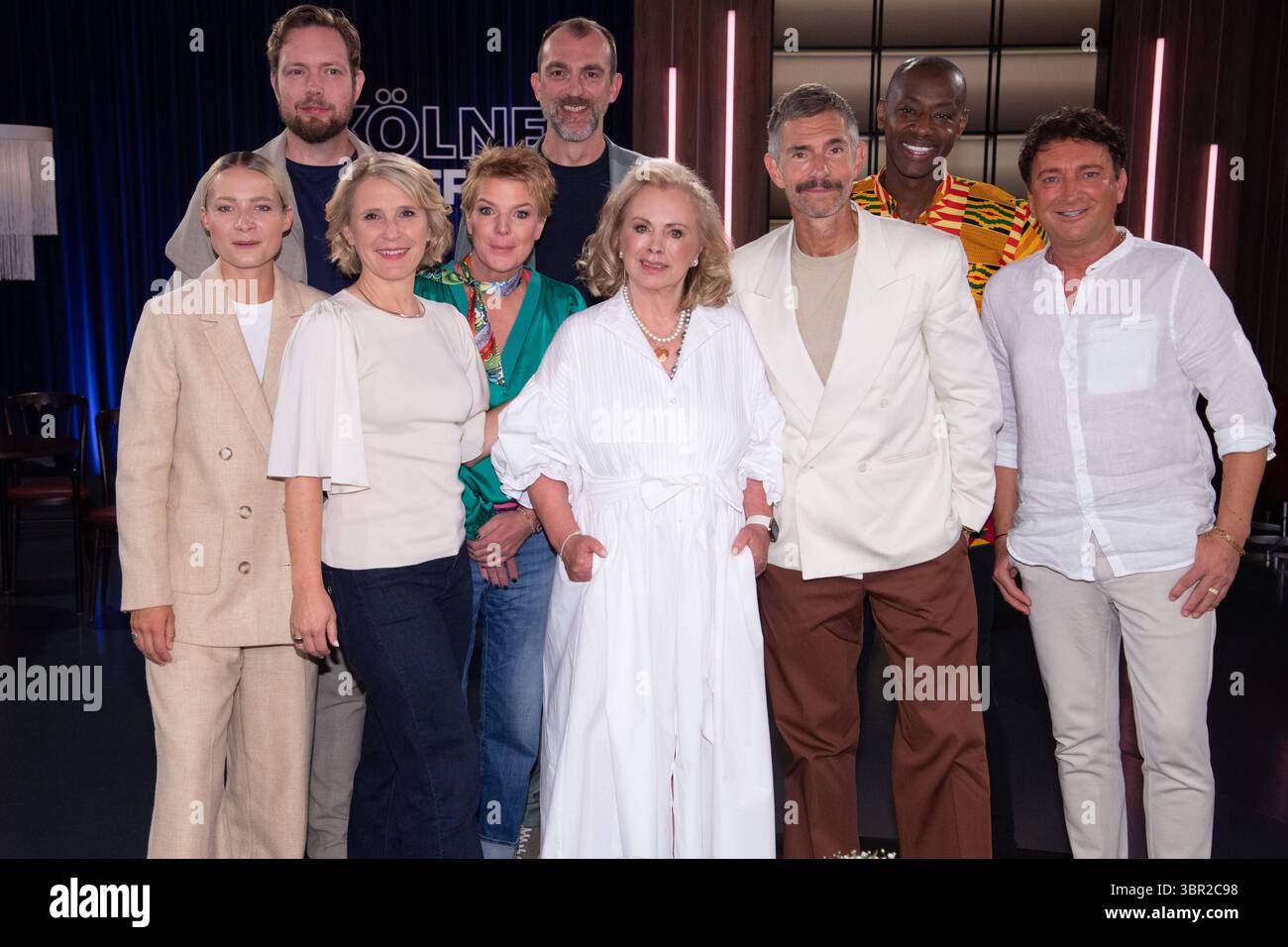 von links: Lena CASSEL, Moderatorin, Bastian BIELENDORFER, Comedian ...