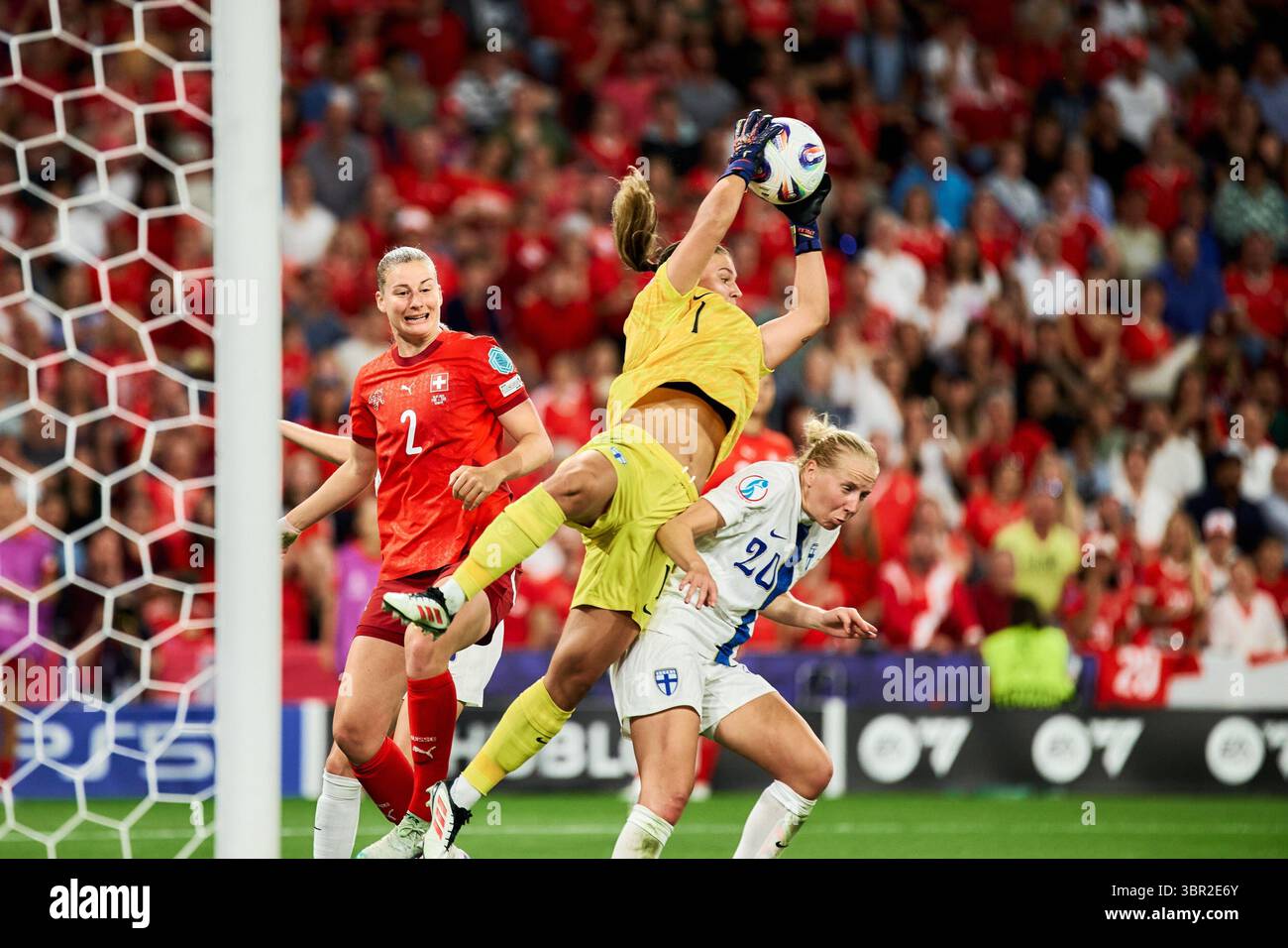 Genf, Deutschland. 10th July, 2025. Julia Stierli (2; Schweiz) Anna ...
