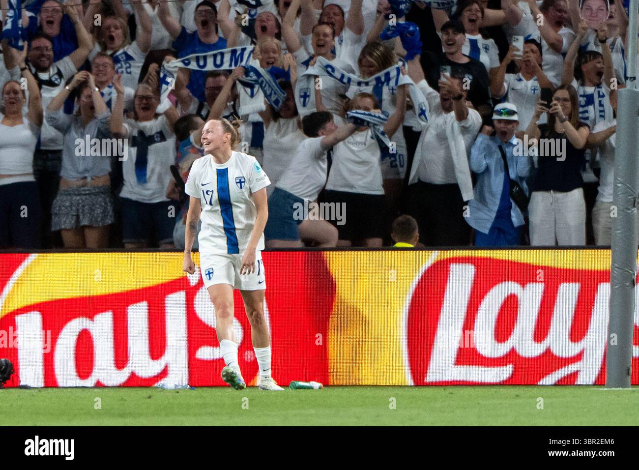 Sanni Franssi (Finnland, #17) jubelt ueber das Tor zum 0:1 per Elfmeter ...