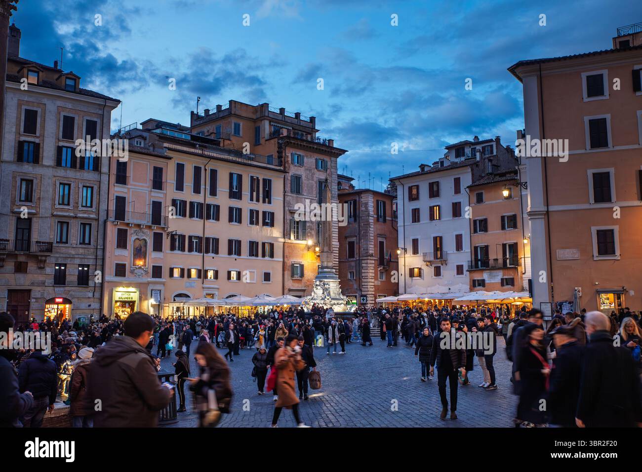 ROME, ITALY - JANUARY 15, 2025: Evening crowds fill Rome Piazza della ...