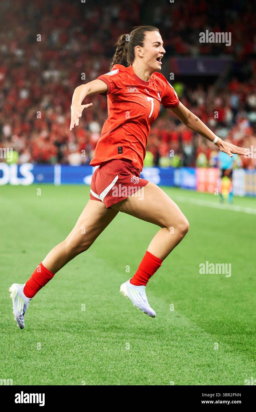 Jubel Riola Xhemaili (7; Schweiz) auf dem Spielfeld - freisteller ...