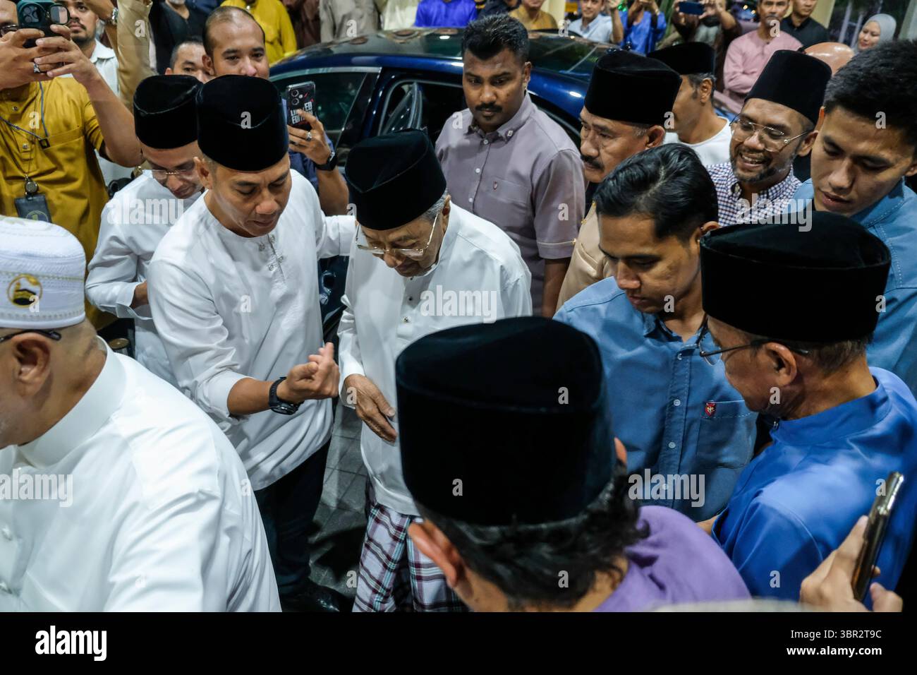 Tun Mahathir Mohamad arrives at Masjid Saidina Umar Al-Khattab in Kuala ...
