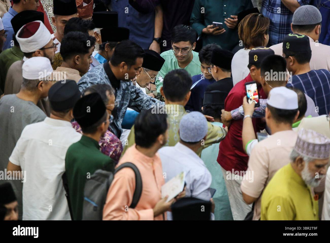 Supporters lines up to greet Tun Mahathir Mohamad (center) after the ...