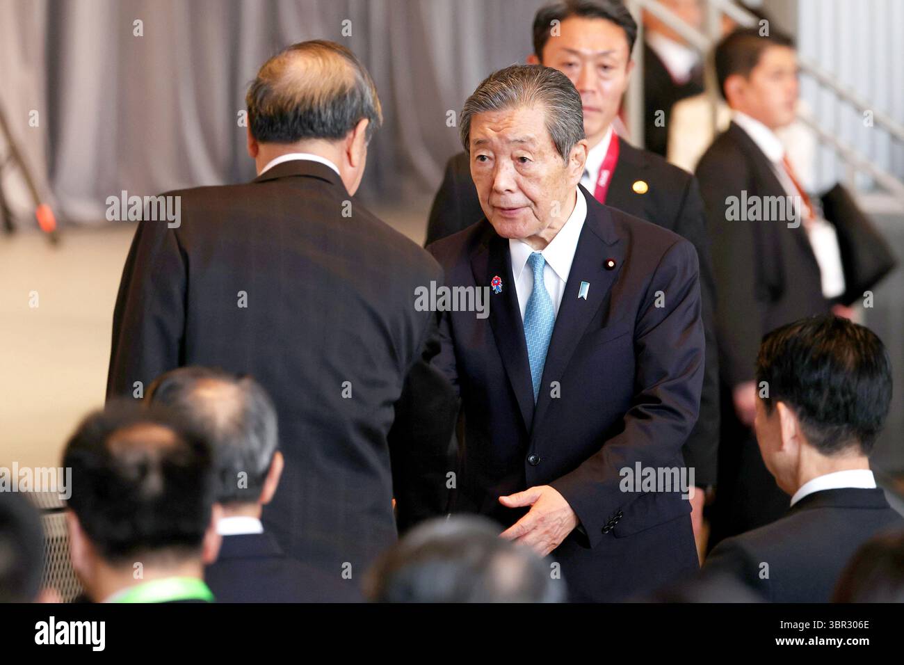 Chinese Vice Premier He Lifeng (front left) and LDP Secretary General ...
