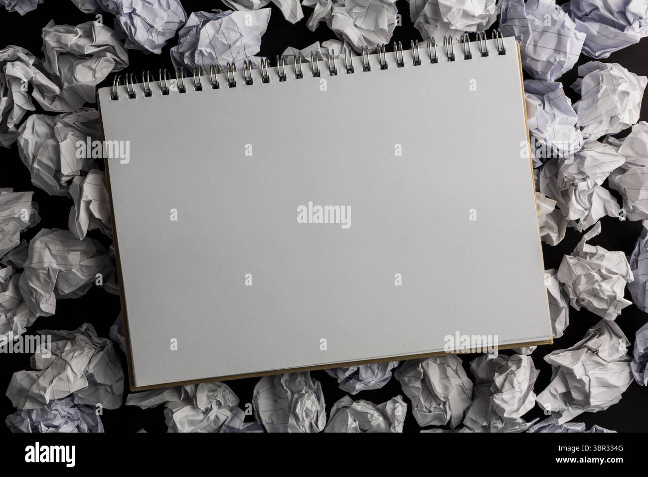 Dark crumpled paper texture hi-res stock photography and images - Alamy
