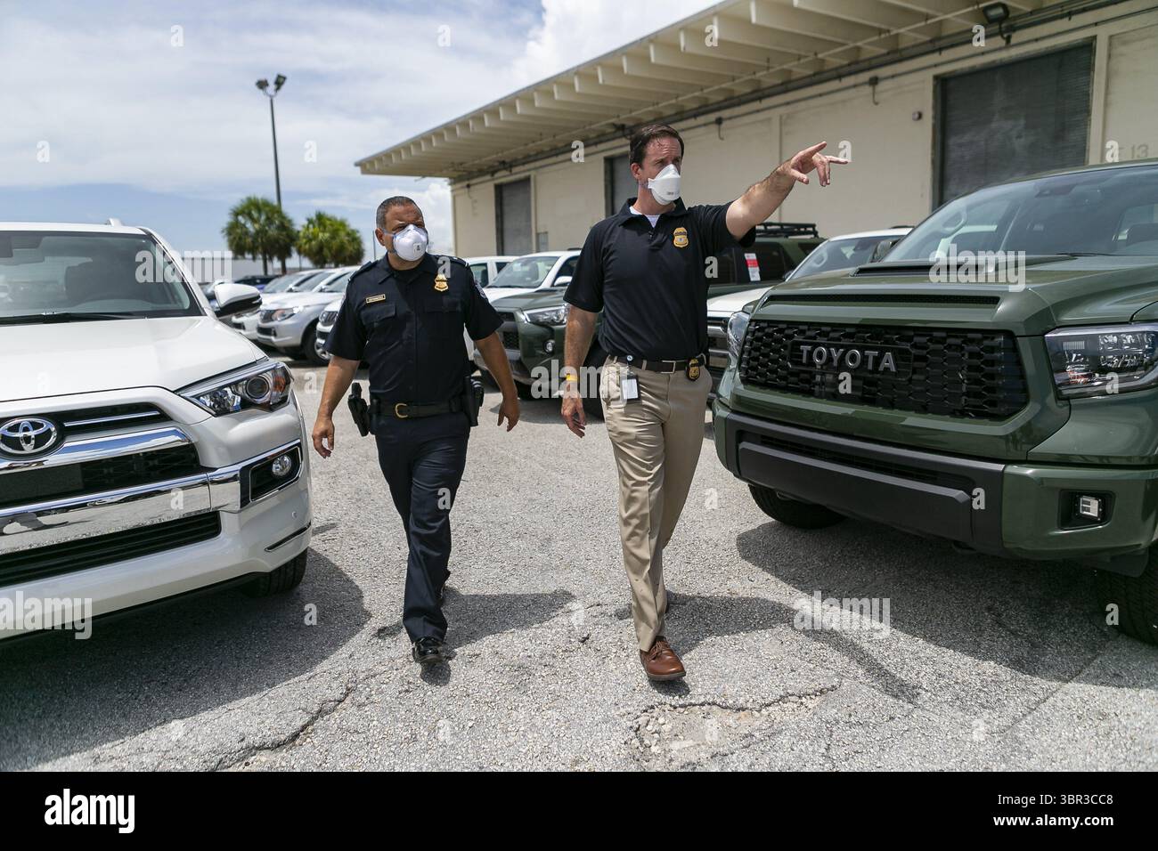 Us customs agent cars hi-res stock photography and images - Alamy