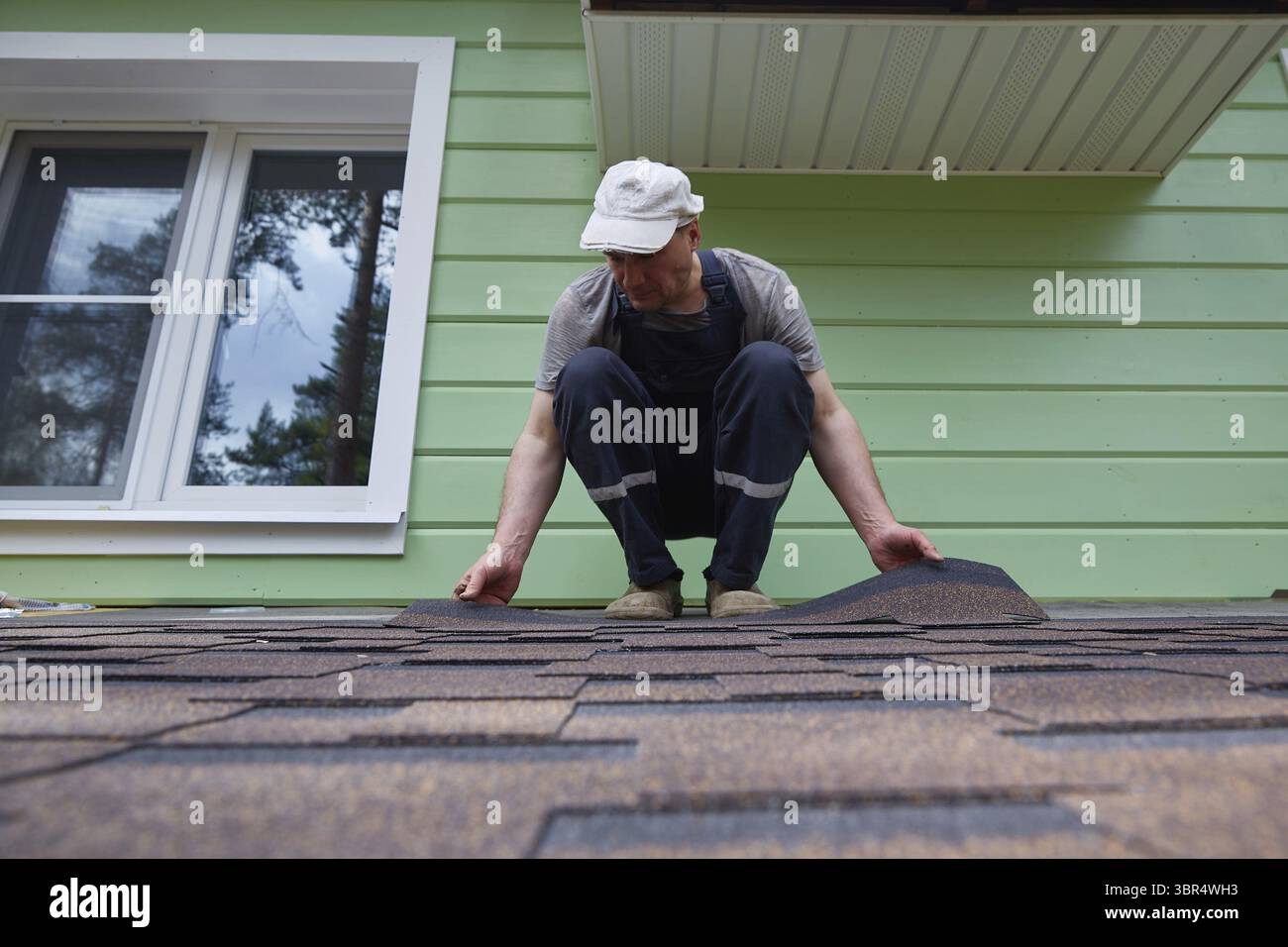 Male worker lays sheet hi-res stock photography and images - Alamy
