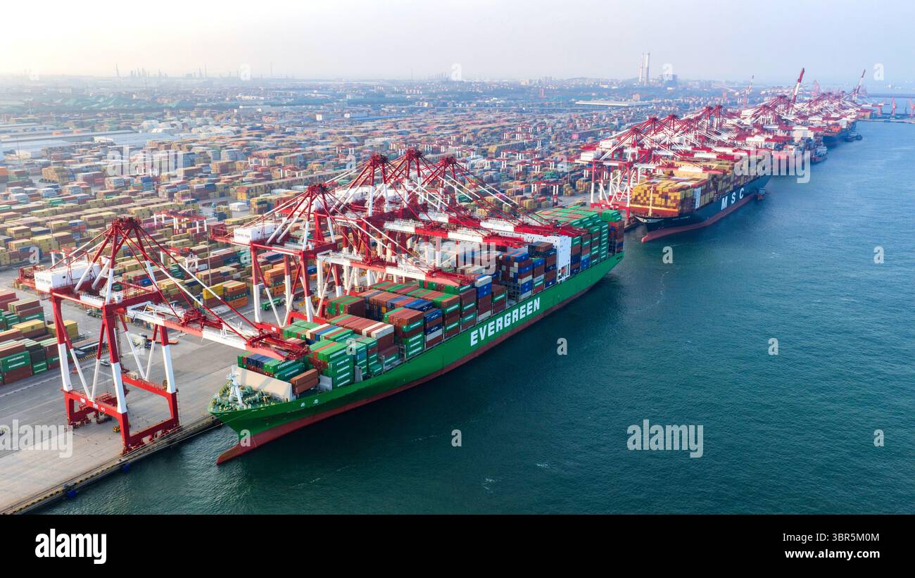 A cargo ship was loading and unloading containers at the Qianwan ...