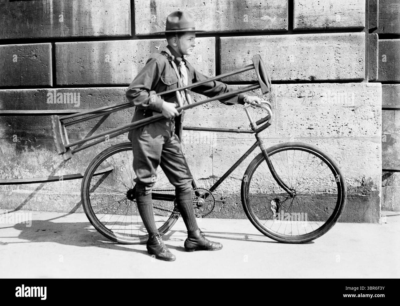 Wwi american soldier paris Black and White Stock Photos & Images - Alamy