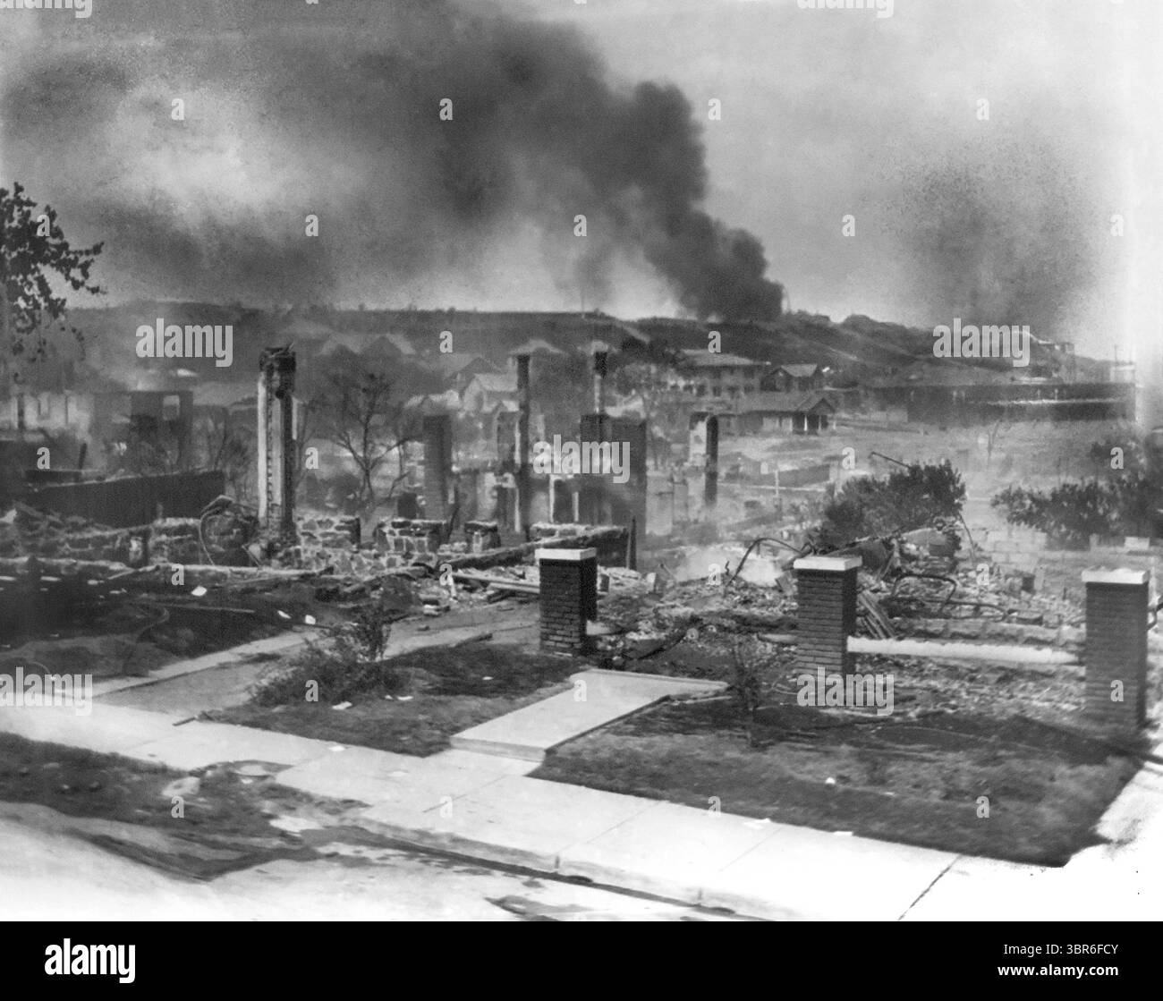 Images of riots Black and White Stock Photos & Images - Alamy