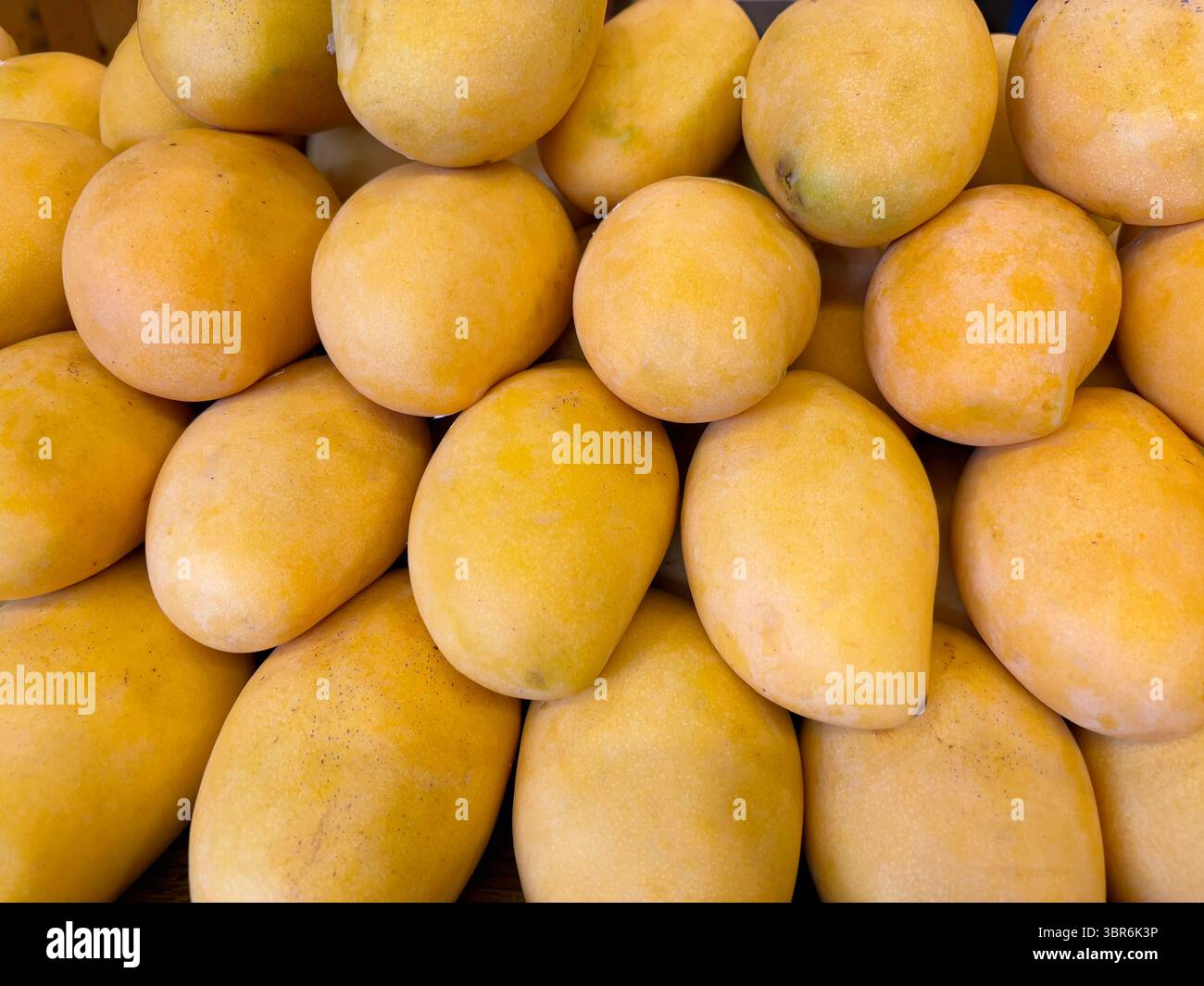 Pile ripe fruit in hi-res stock photography and images - Alamy