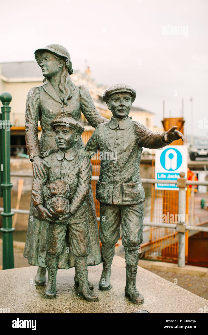 Bronze Emigrant Family Statue at Irish Port Stock Photo - Alamy
