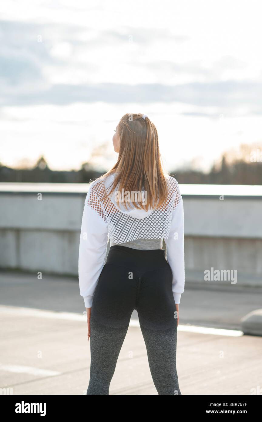 Standing woman facing horizon hi-res stock photography and images - Alamy