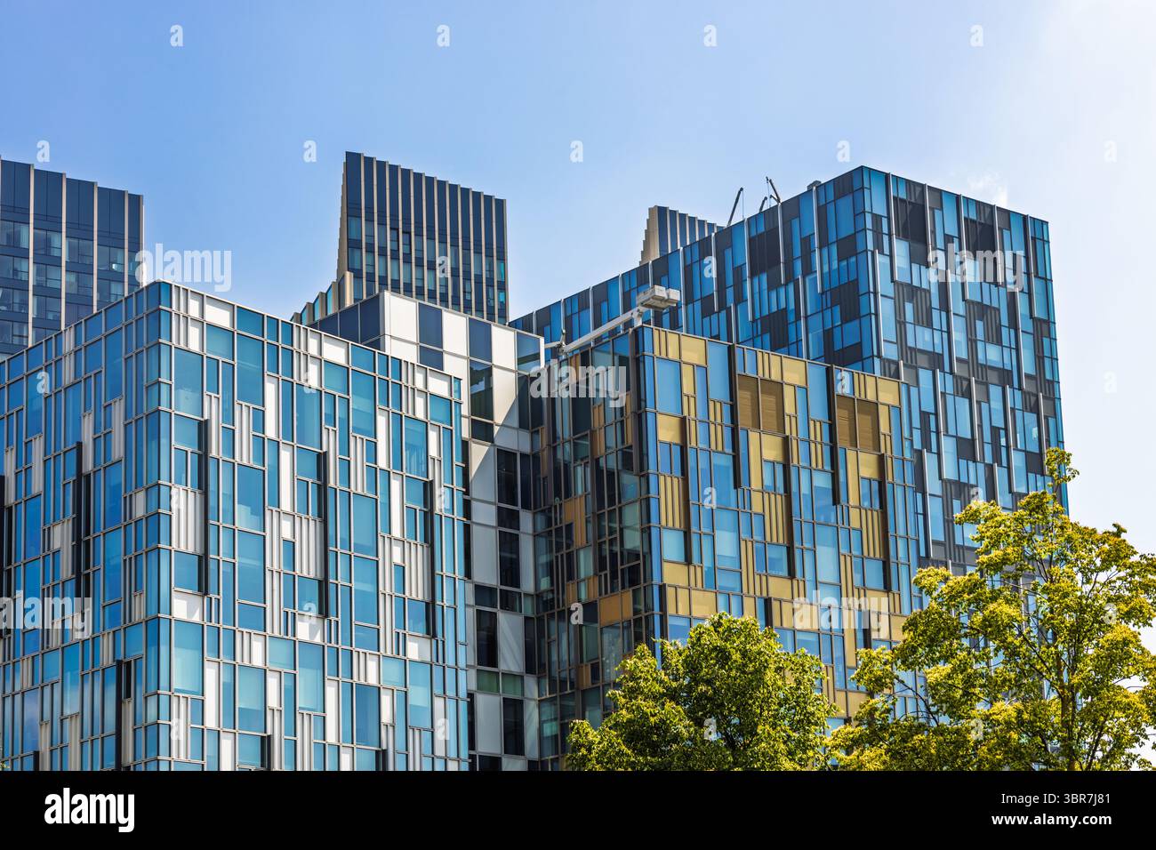 Contemporary glass office towers hi-res stock photography and images ...