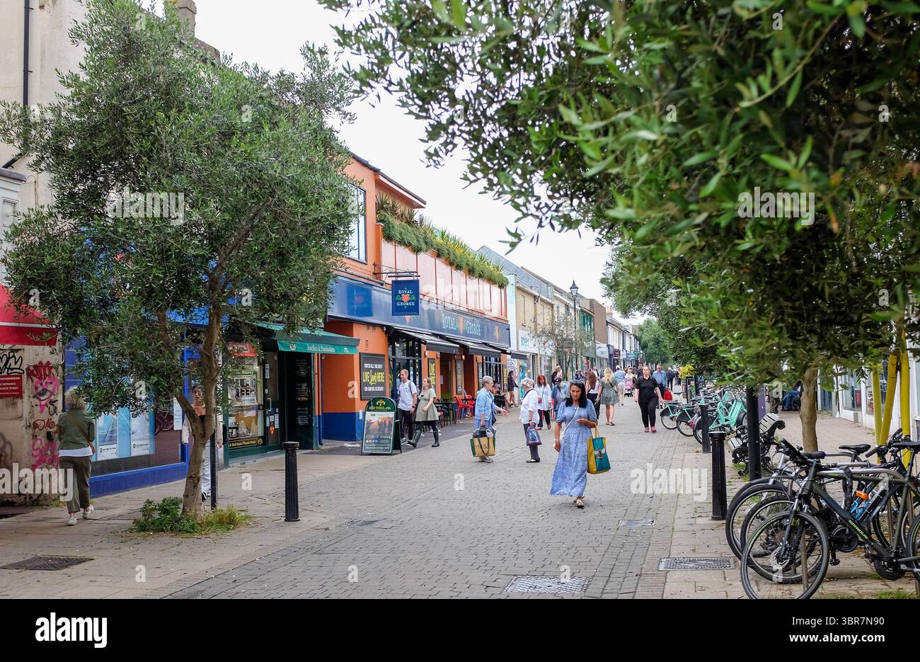 Hove shopping streets hi-res stock photography and images - Alamy