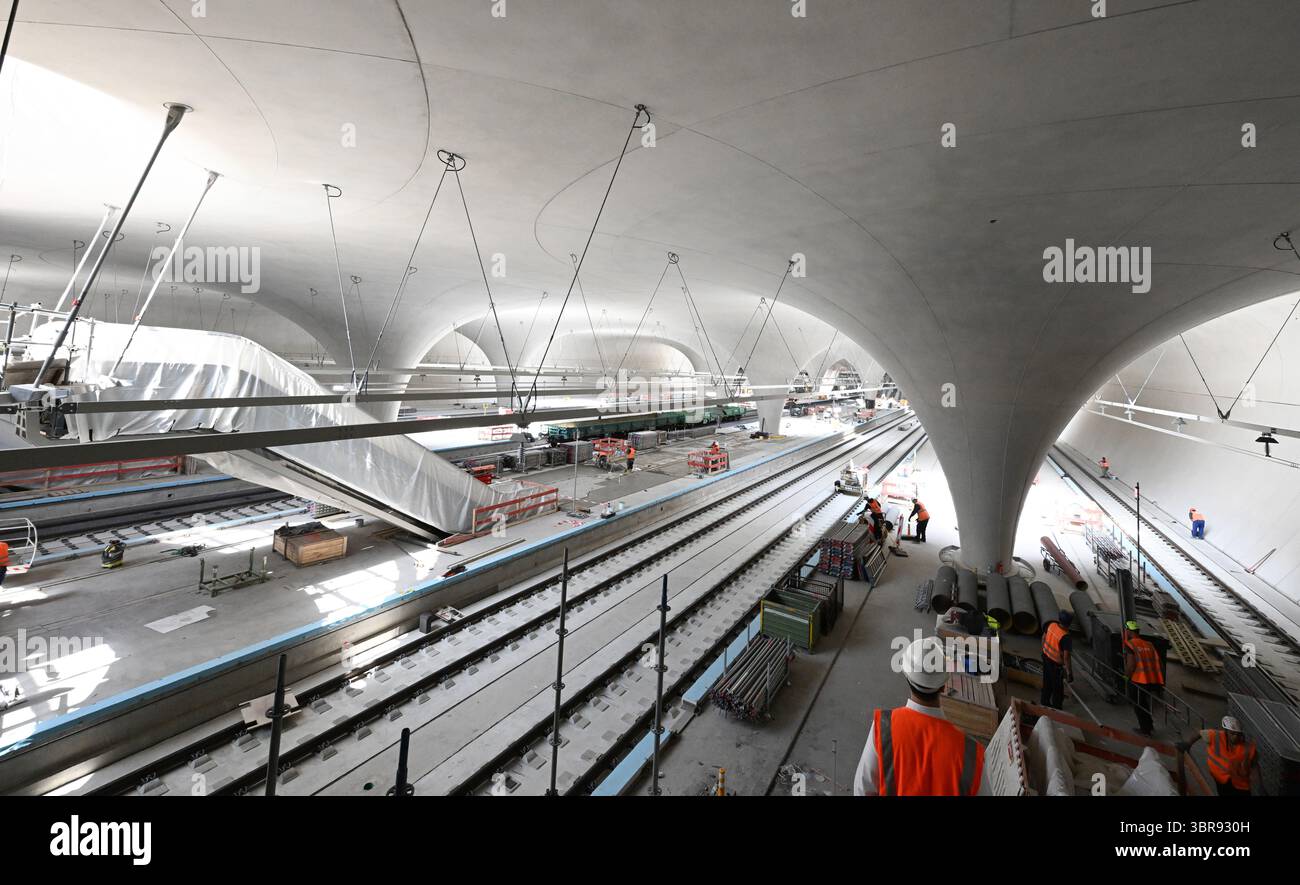 Stuttgart, Germany. 11th July, 2025. Construction workers work in the ...
