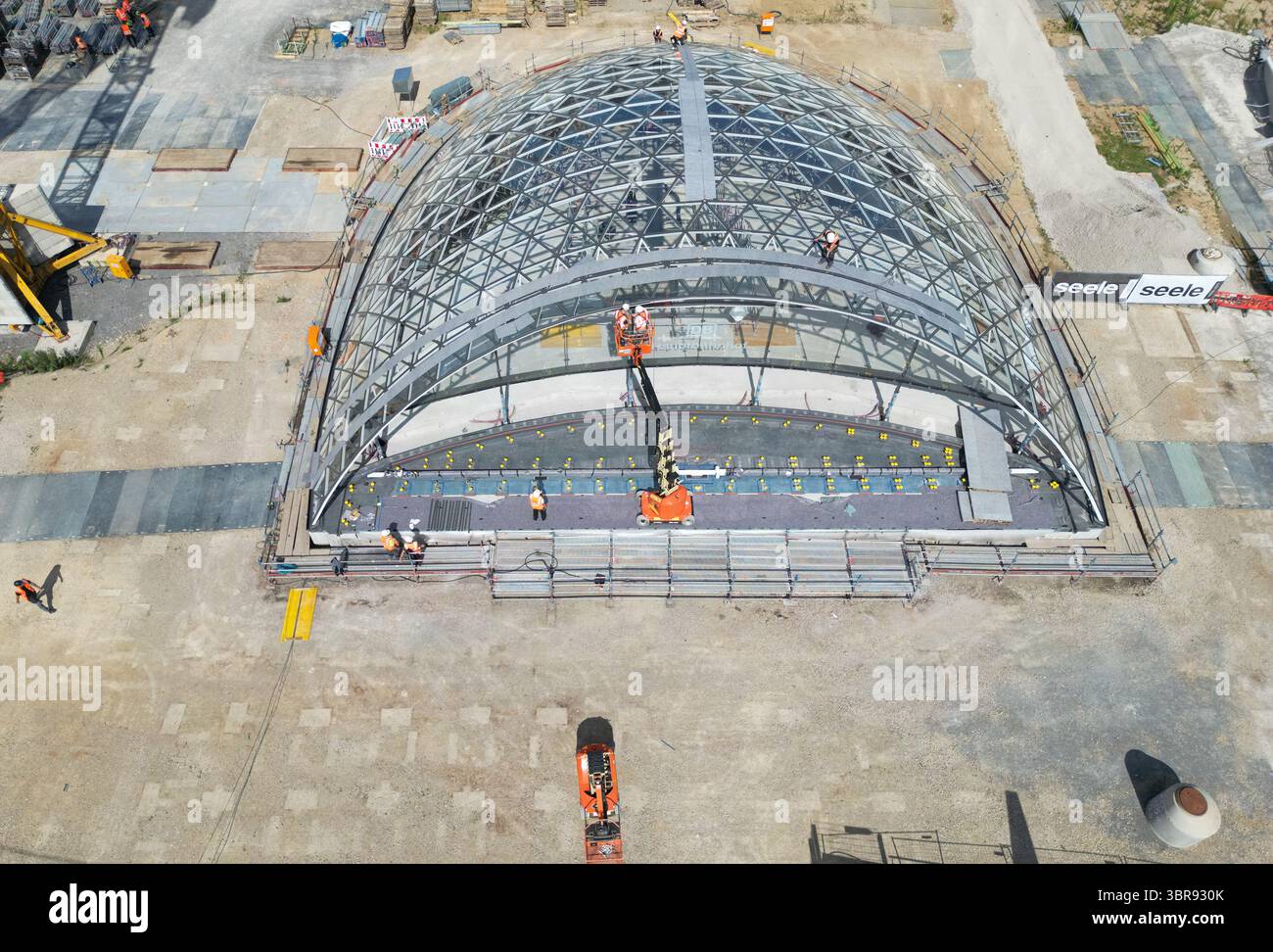 11 July 2025, Baden-Württemberg, Stuttgart: Construction workers work ...