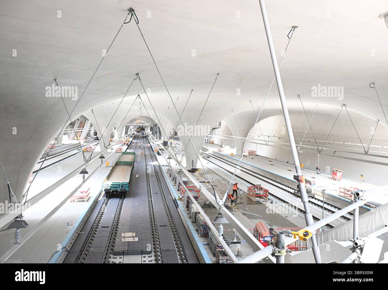 11 July 2025, Baden-Württemberg, Stuttgart: Construction workers work ...