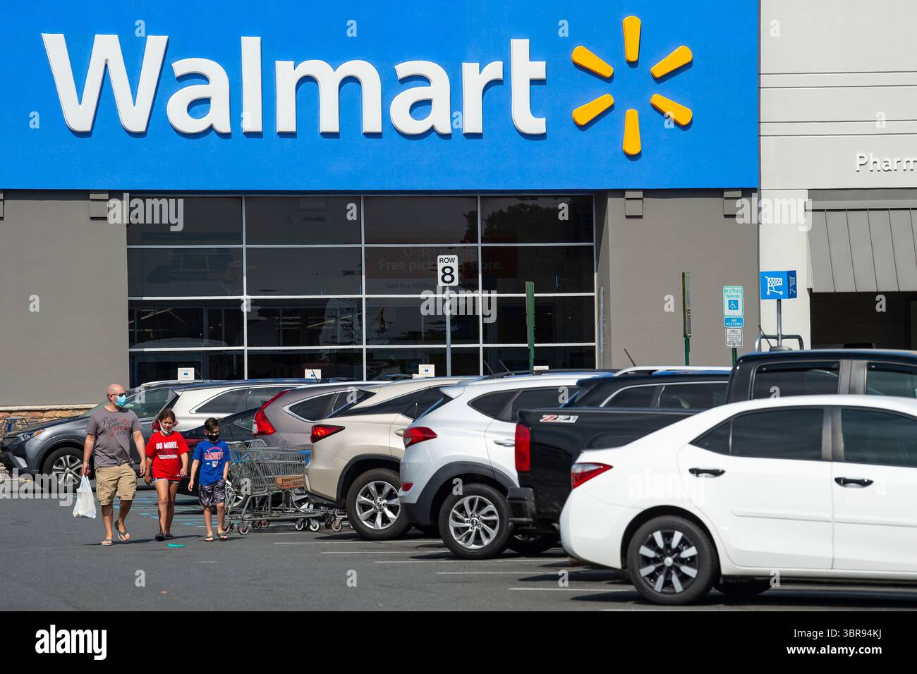 Shoppers wearing face coverings exit hi-res stock photography and ...