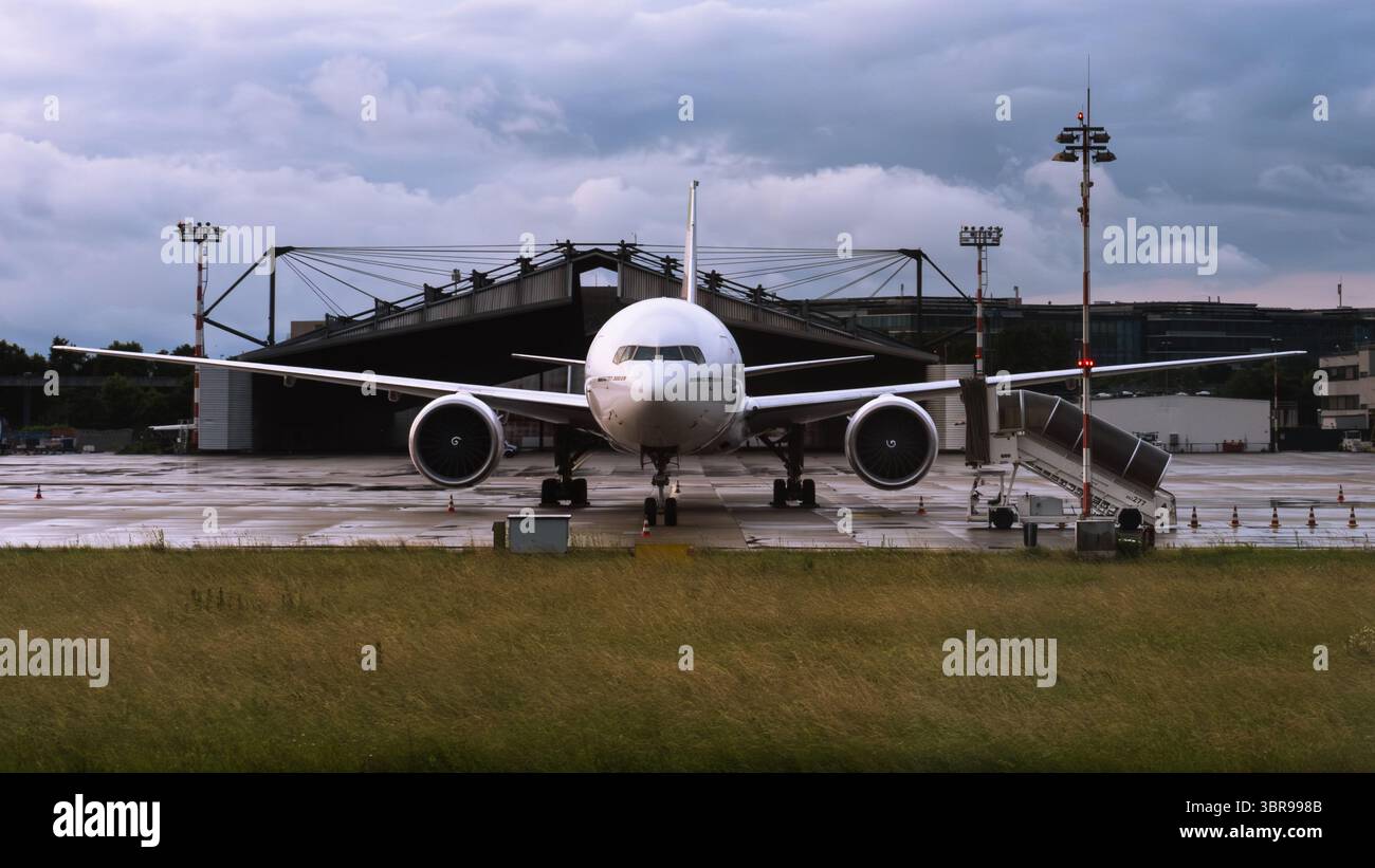 B777 front hi-res stock photography and images - Alamy