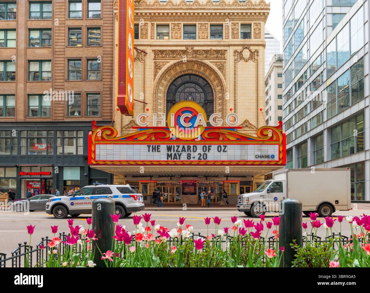 Chicago theatre flowers hi-res stock photography and images - Alamy