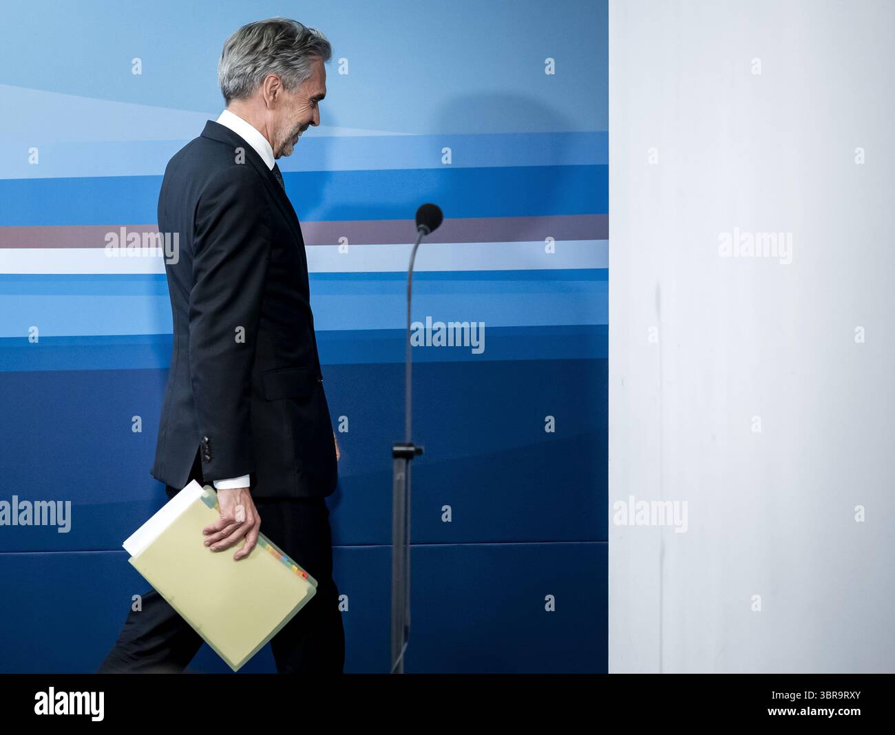 DEN HAAG - Outgoing Prime Minister Dick Schoof speaks to the press ...