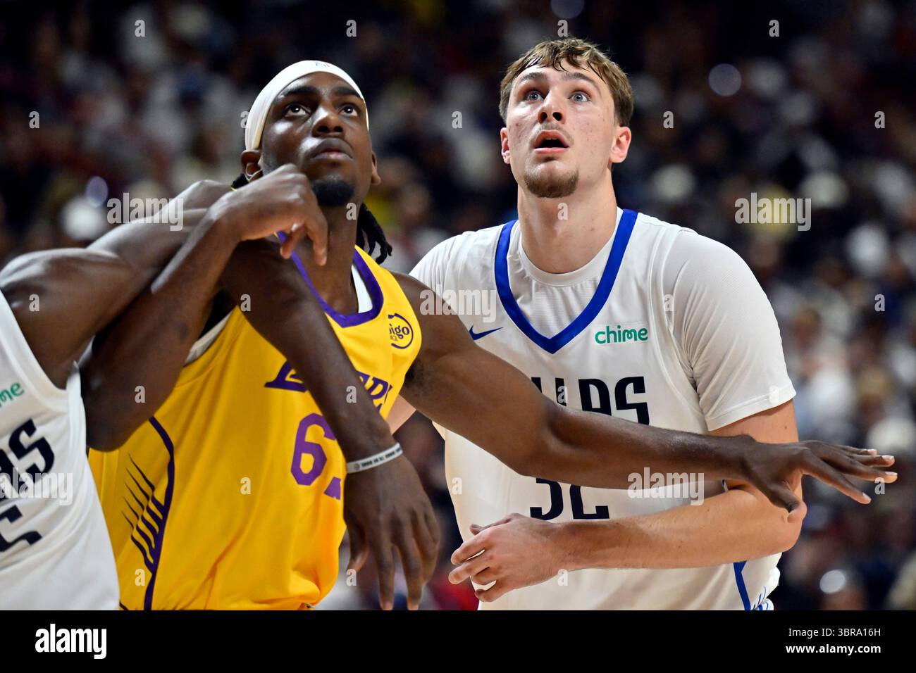 Los Angeles Lakers forward Arthur Kaluma (65) and Dallas Mavericks ...