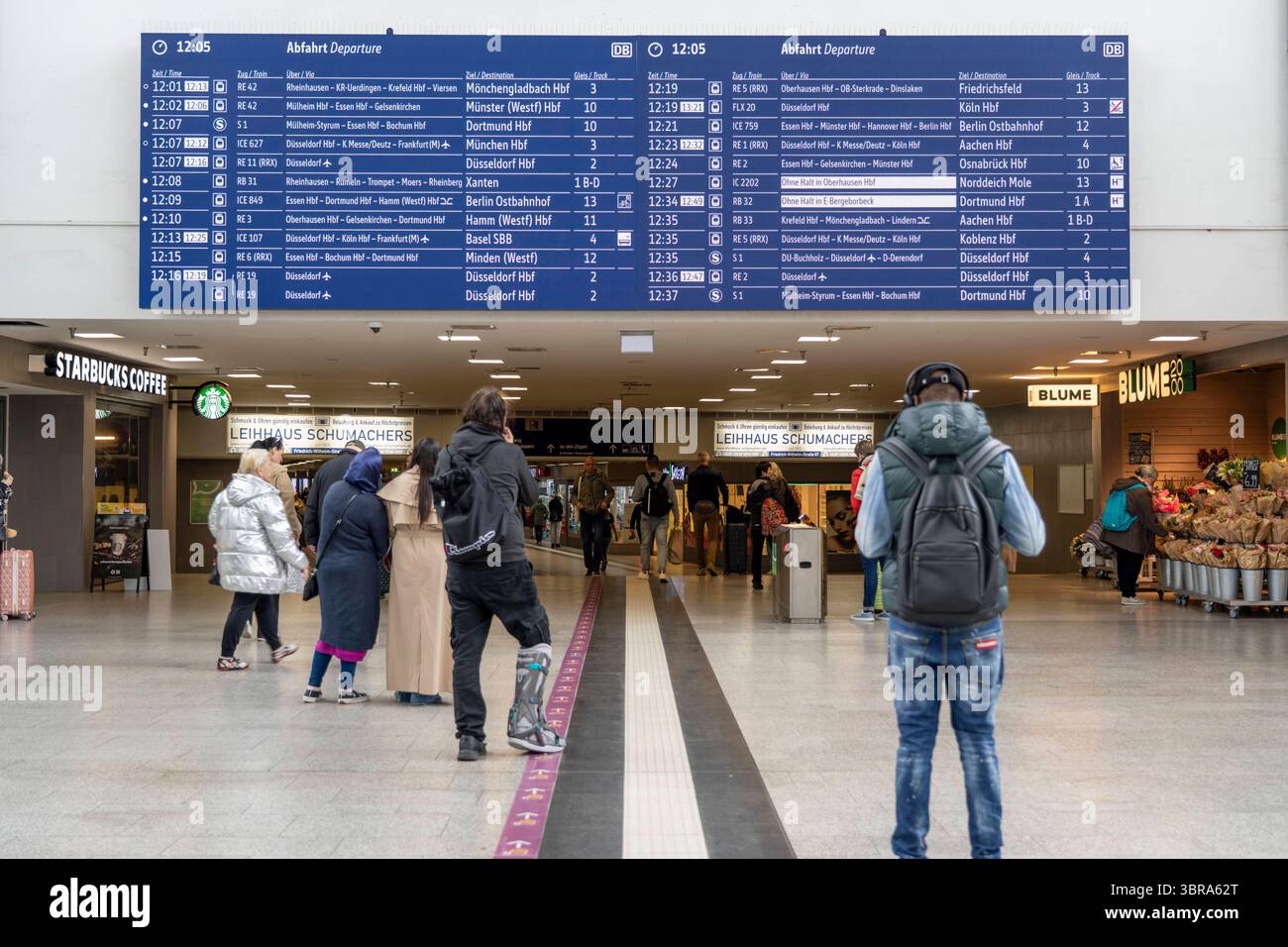 Hauptbahnhof Duisburg, Anzeigetafel, Abfahrt und Ankunft, Digital ...