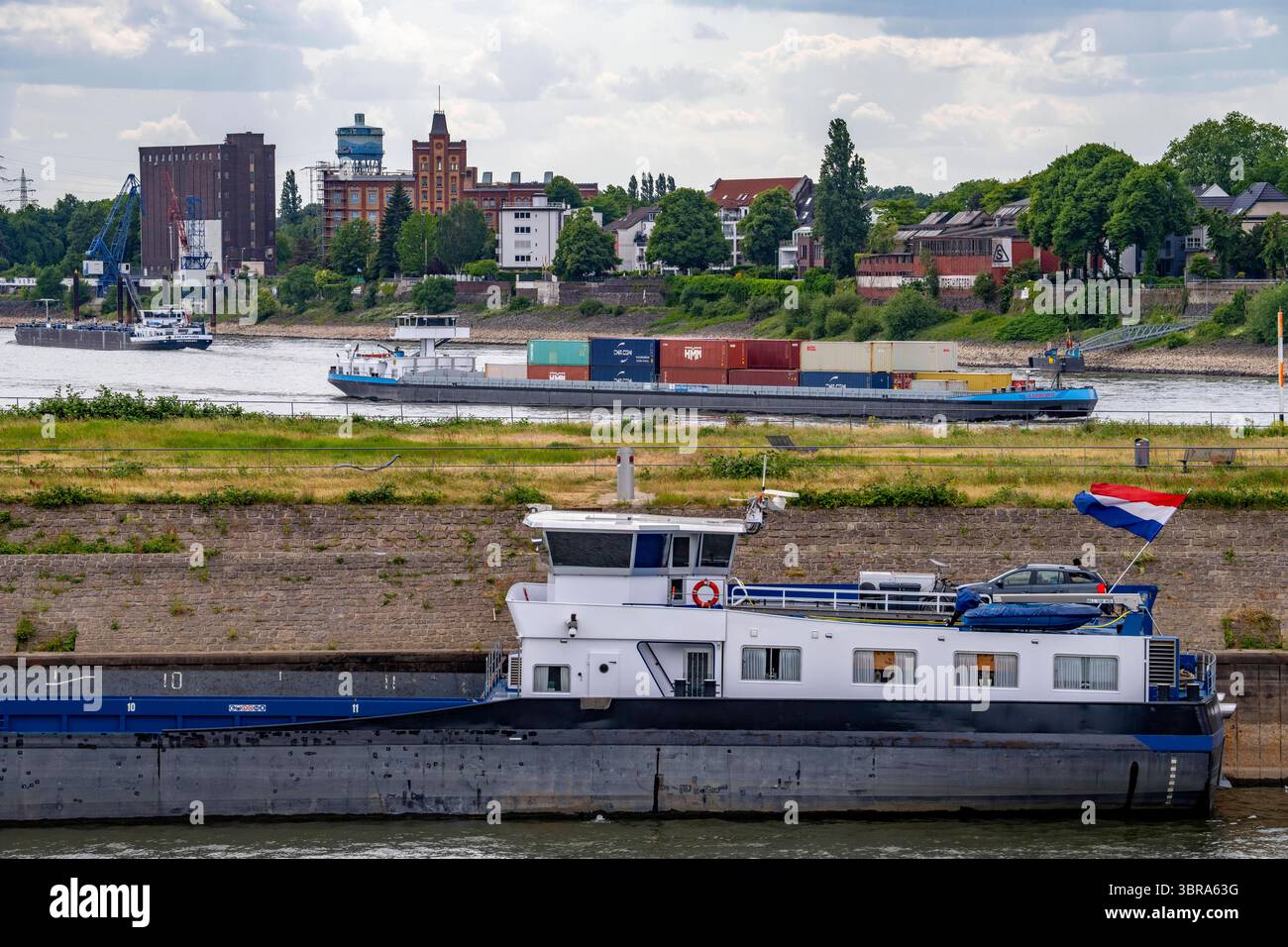 Frachtschiffe auf dem Rhein bei Duisburg, NRW, Deutschland ...