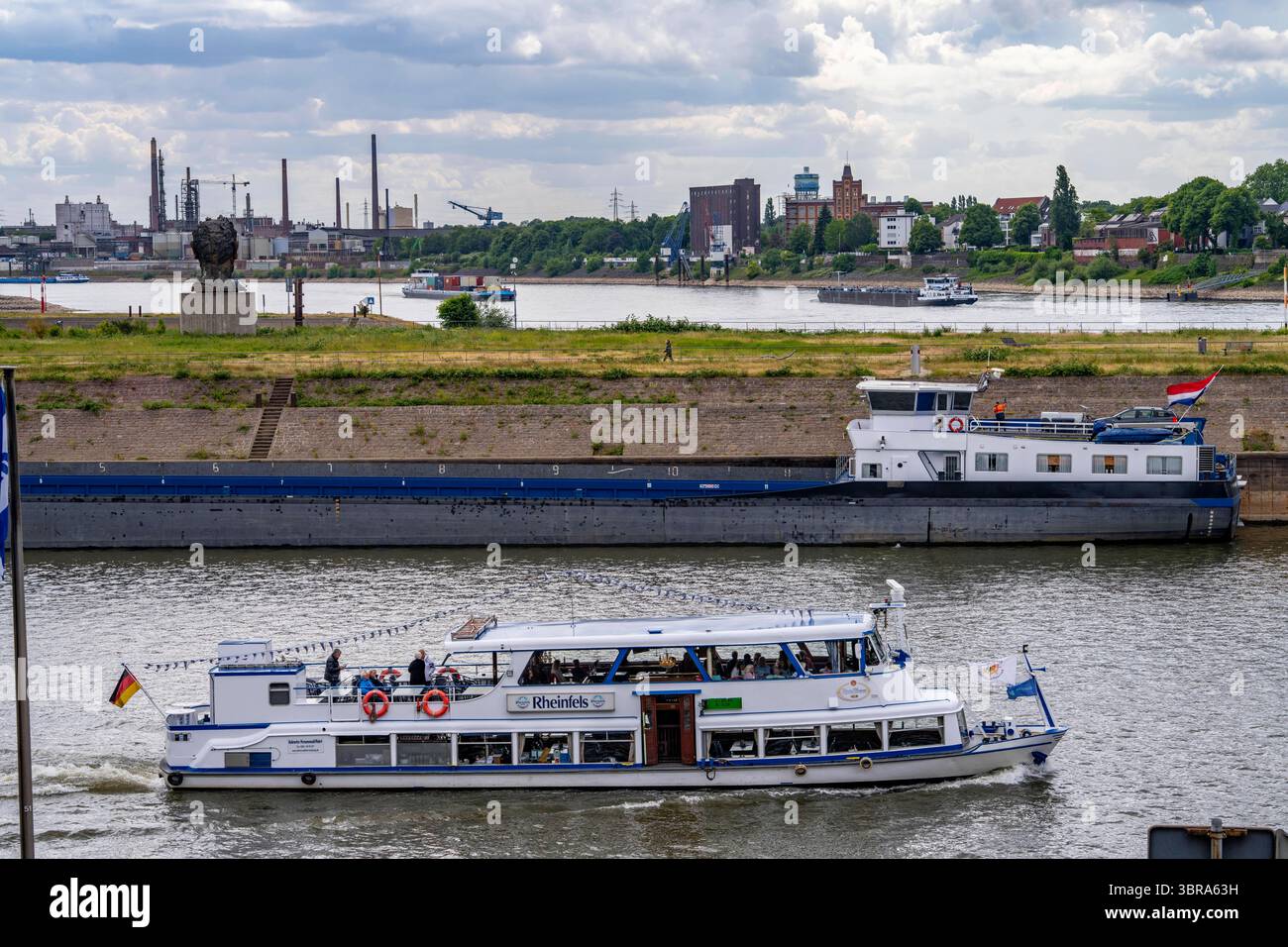 Hafenrundfahrt, Schiff Rheinfels, auf dem Rhein bei Duisburg, NRW ...