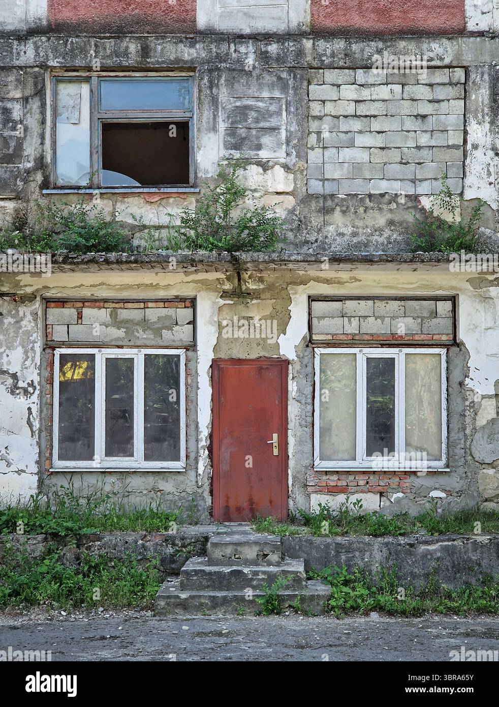 Crumbling plaster broken windows hi-res stock photography and images ...