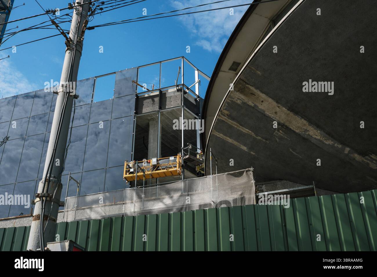Workers using lift install hi-res stock photography and images - Alamy