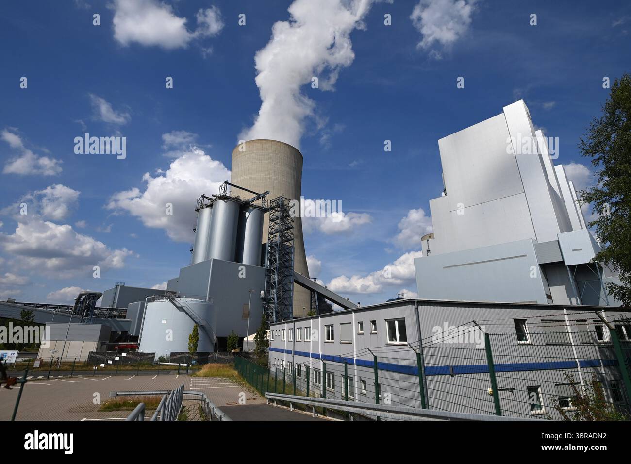 The NEURATH lignite-fired power plant near Rommerskirchen, power plant blocks F and G, steam ...