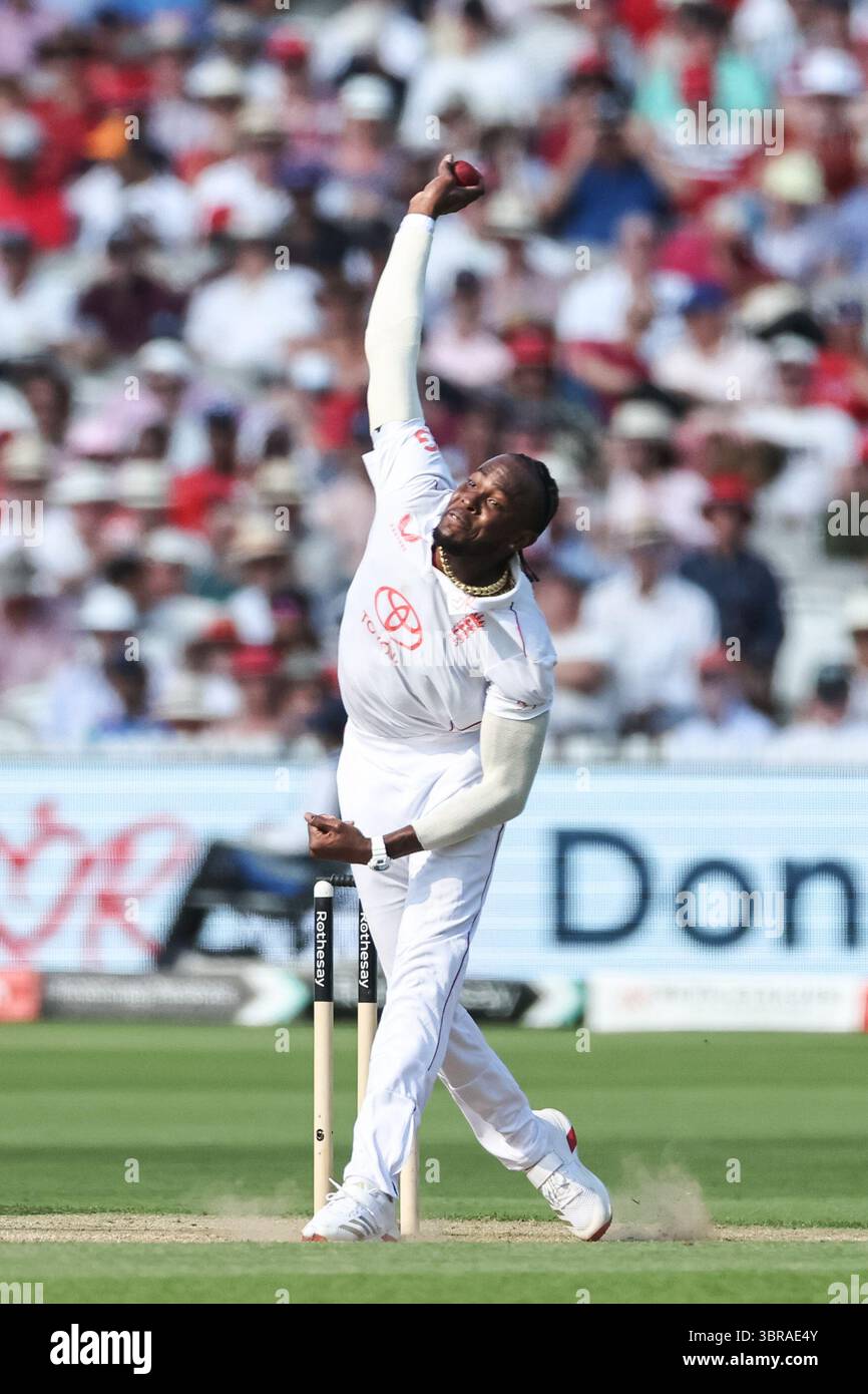 Jofra Archer of England delivers the ball during the 3rd Rothesay Test ...