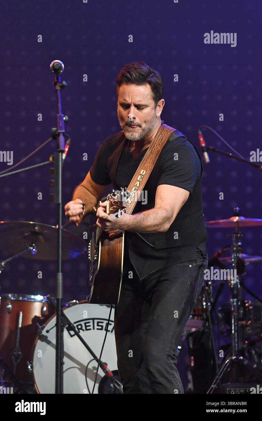 Charles esten singing hi-res stock photography and images - Alamy
