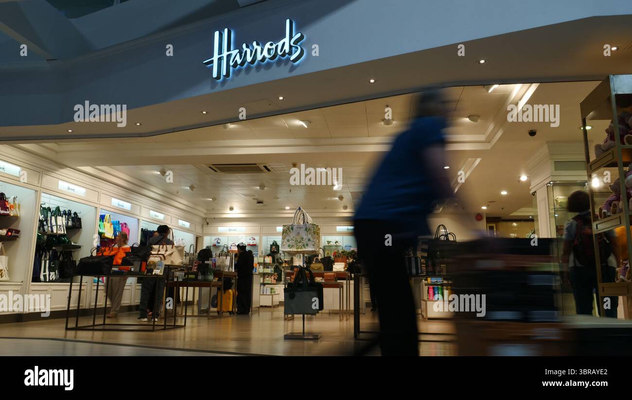 Harrods shopfront hi-res stock photography and images - Alamy