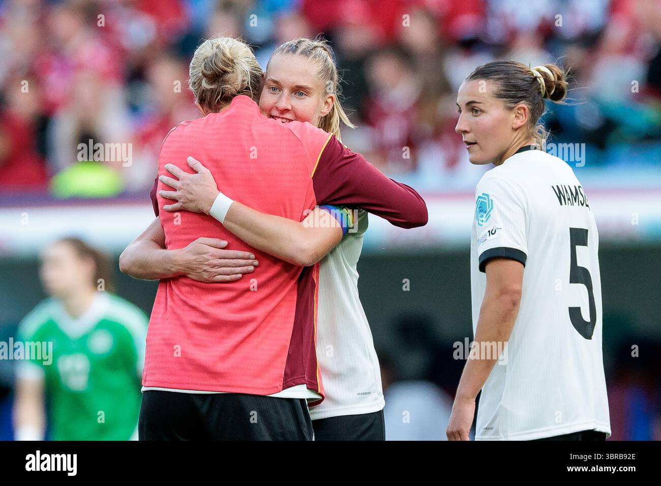 Janina Minge (Deutschland, 6) wird nach dem Spiel umarmt UEFA Women?s ...