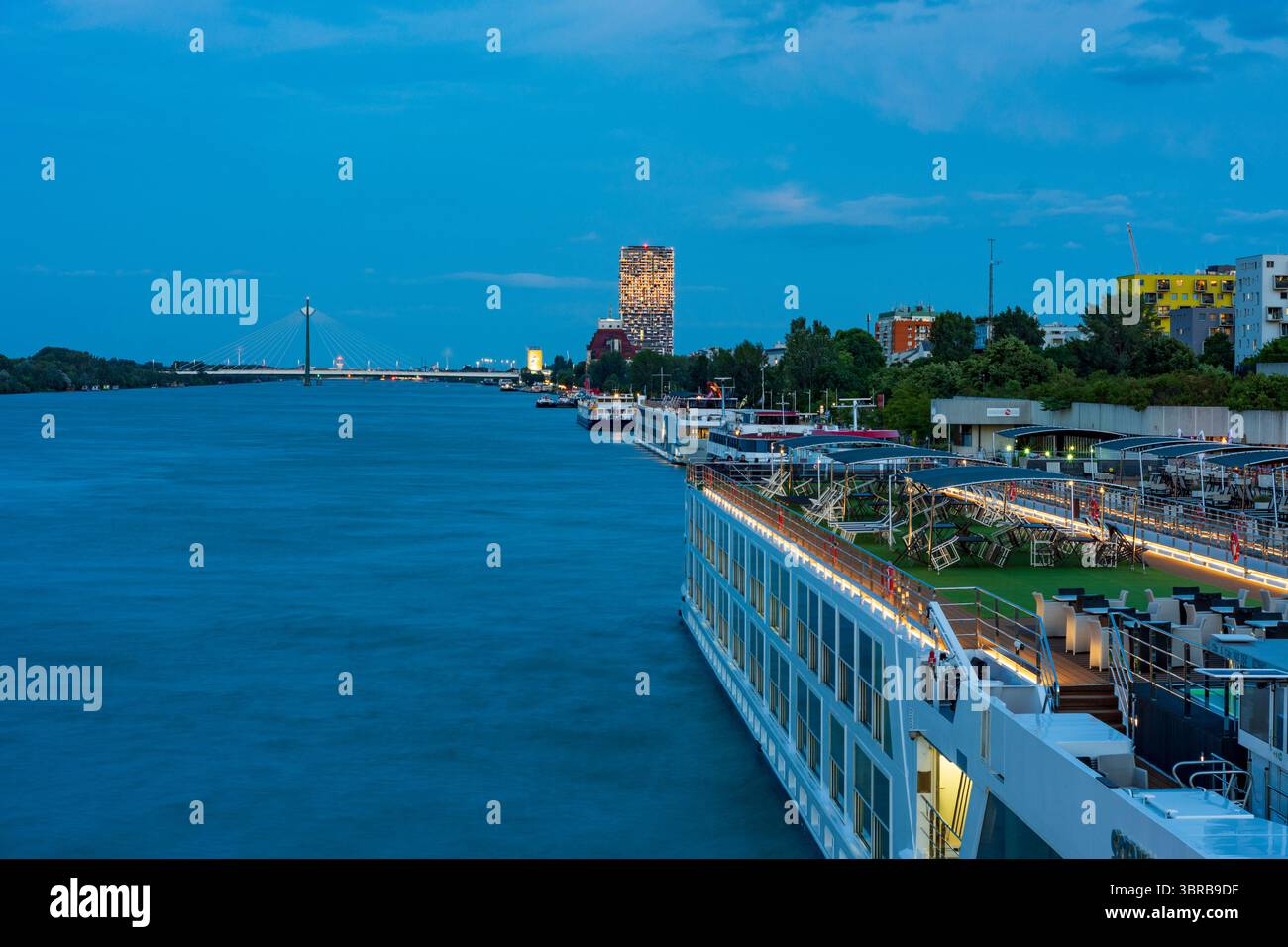 Vienna: river Donau (Danube), cruise terminal at bridge Reichsbrücke ...