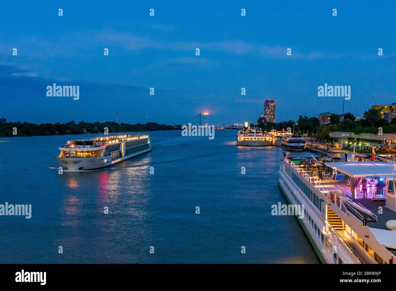 Vienna: river Donau (Danube), cruise terminal at bridge Reichsbrücke ...