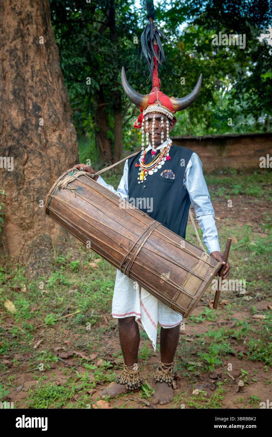 Gond tribe hi-res stock photography and images - Alamy