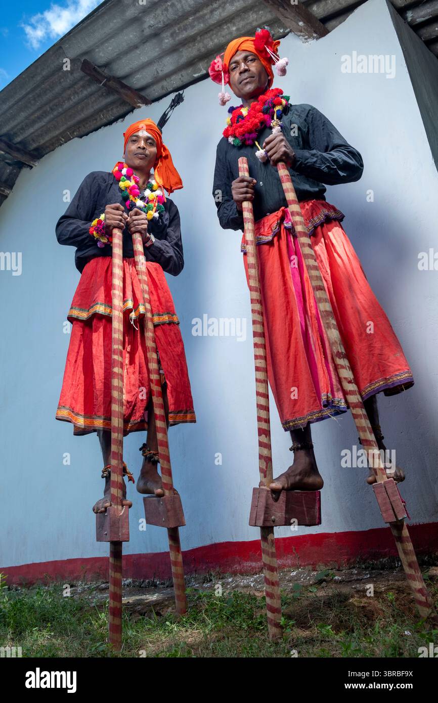 Gond tribe hi-res stock photography and images - Alamy