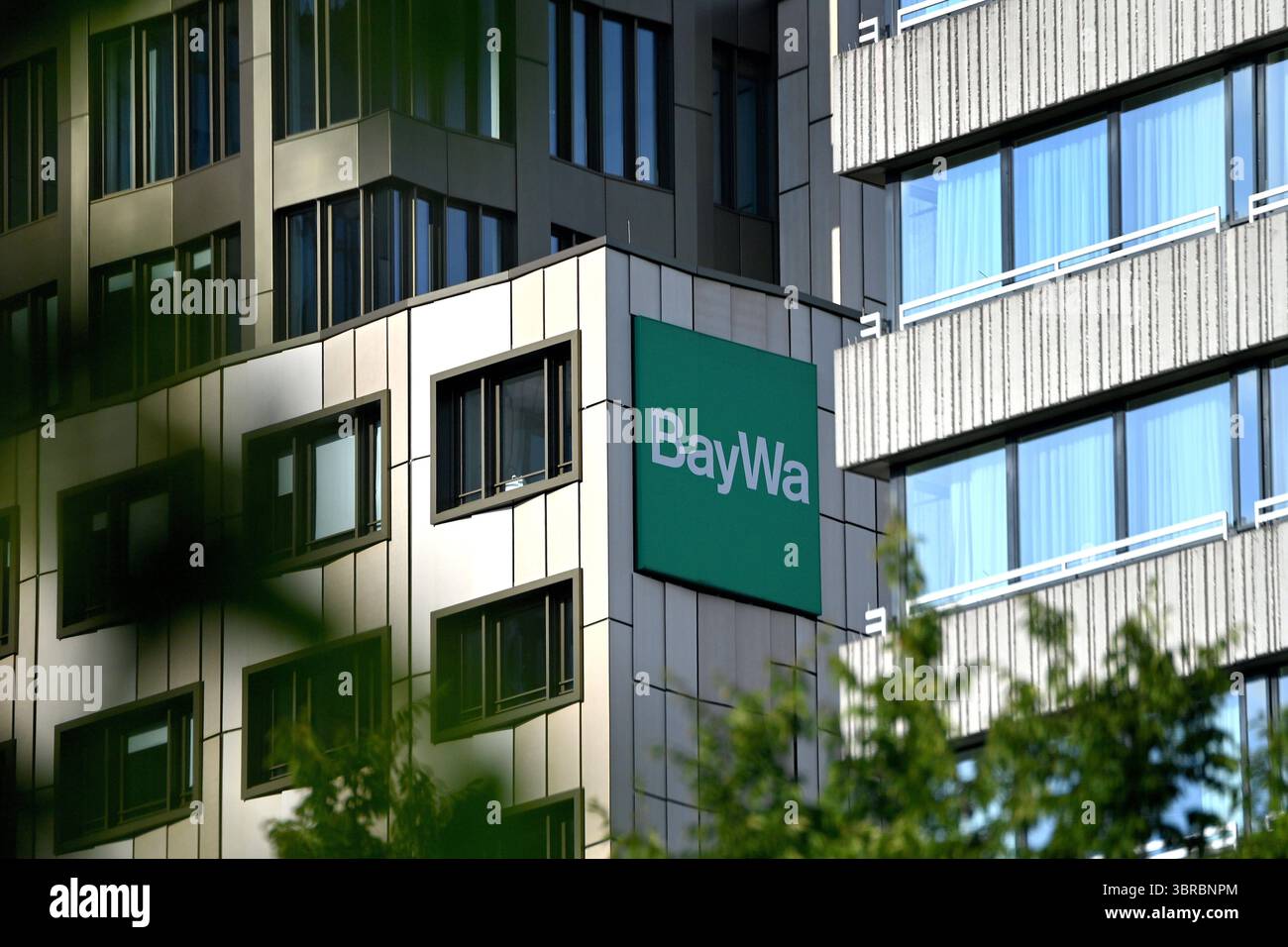 Agrarkonzern BayWa .BayWa Schriftzug,Logo,Emblem,Firmenemblem an der ...