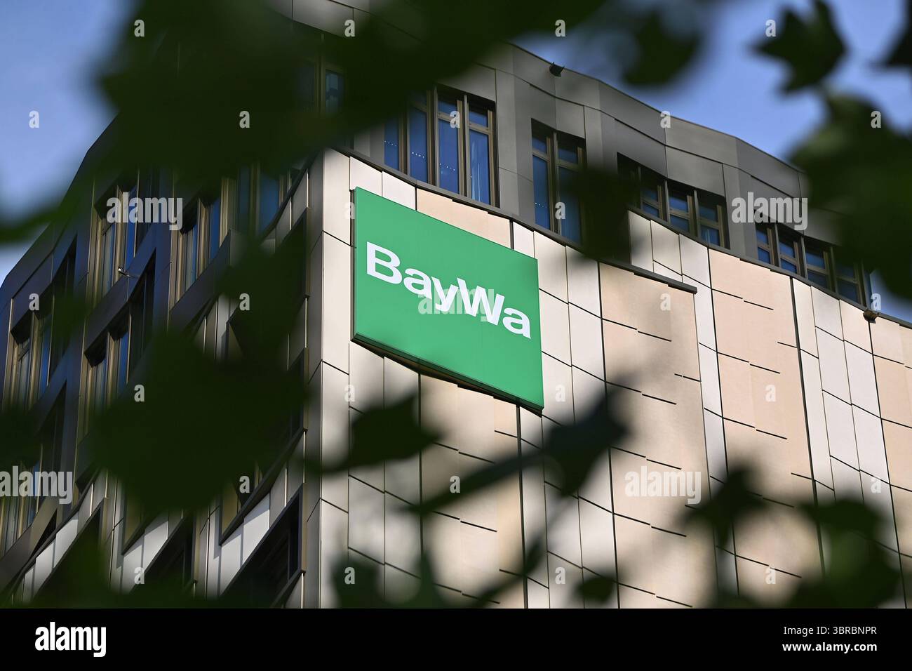 Agrarkonzern BayWa .BayWa Schriftzug,Logo,Emblem,Firmenemblem an der ...
