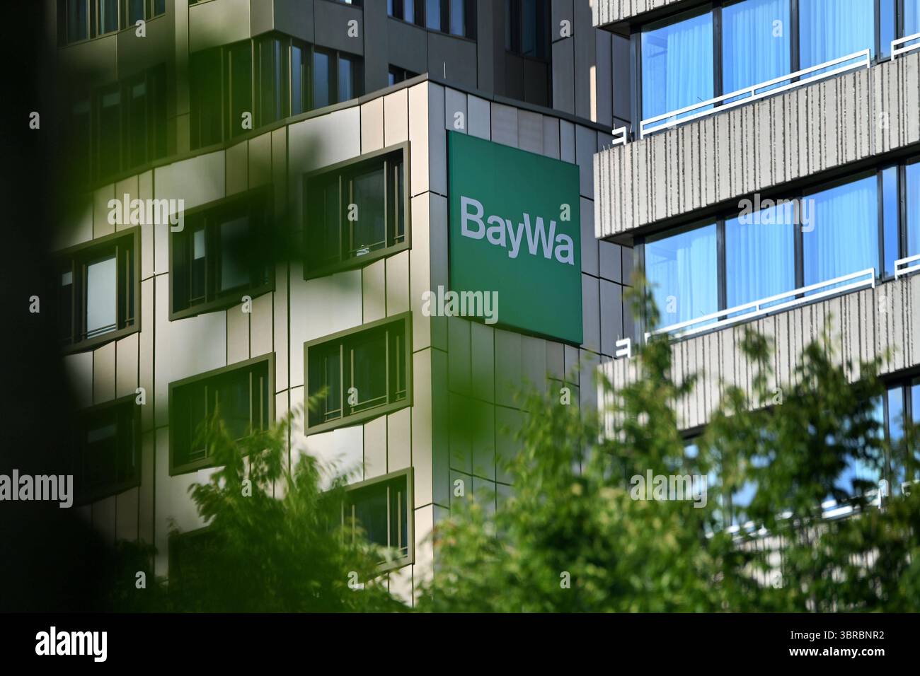 Agrarkonzern BayWa .BayWa Schriftzug,Logo,Emblem,Firmenemblem an der ...