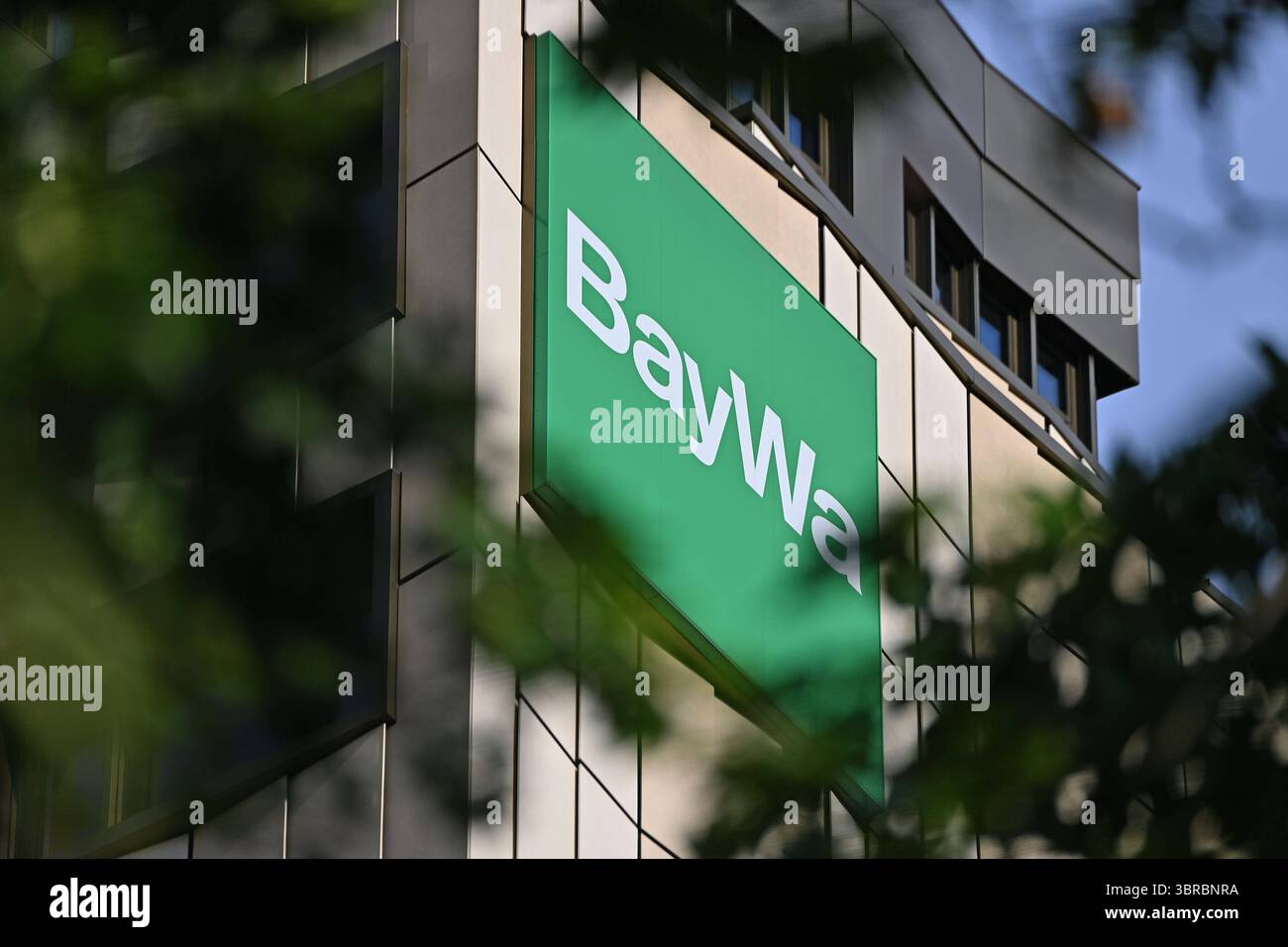 Agrarkonzern BayWa .BayWa Schriftzug,Logo,Emblem,Firmenemblem an der ...