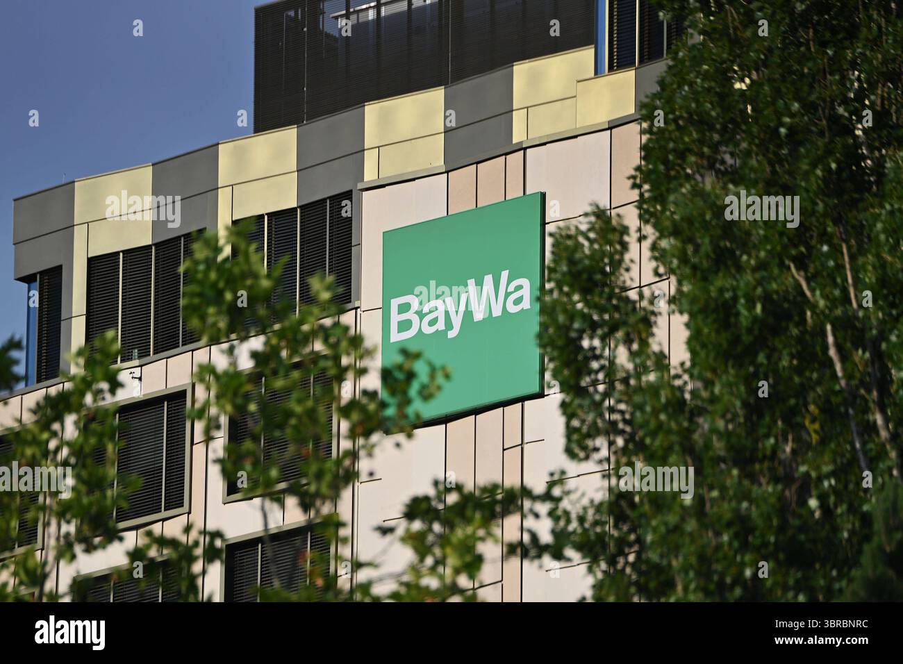 Agrarkonzern BayWa .BayWa Schriftzug,Logo,Emblem,Firmenemblem an der BayWa Konzernzentrale ...