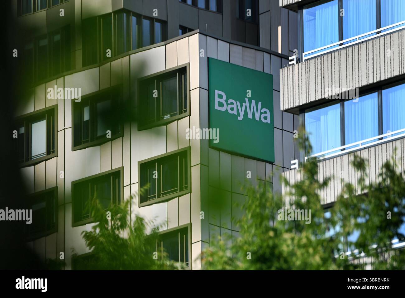 Agrarkonzern BayWa .BayWa Schriftzug,Logo,Emblem,Firmenemblem an der ...