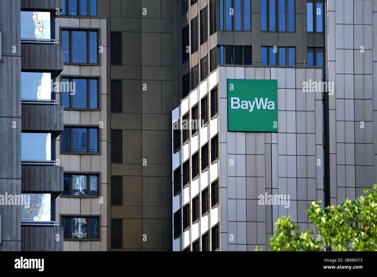 Agrarkonzern BayWa .BayWa Schriftzug,Logo,Emblem,Firmenemblem an der ...