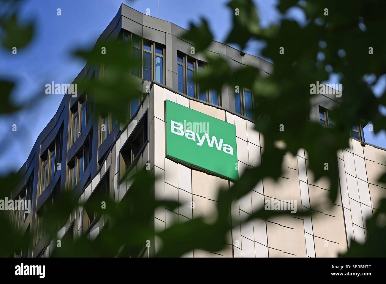 Agrarkonzern BayWa .BayWa Schriftzug,Logo,Emblem,Firmenemblem an der ...