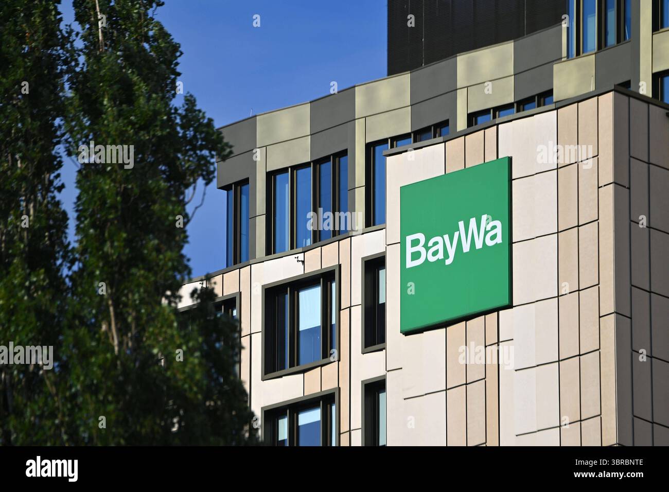 Agrarkonzern BayWa .BayWa Schriftzug,Logo,Emblem,Firmenemblem an der ...